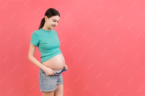 Mulher Grávida Feliz Em Jeans Descompactados Mostrando Sua Barriga Nua