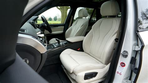 가죽 실내 장식 가죽 좌석 고급 고급 승용차 기어 변속 대시보드 대시보드 컨트롤 디자인 럭셔리한 레드 스티치