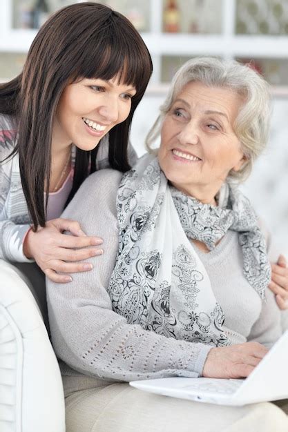 Retrato De Madre E Hija Con Computador Portatil Foto Premium