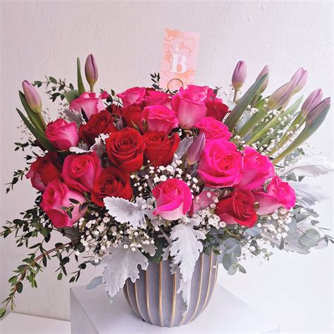 Tulipanes Y Rosas En Florero Premium Botanyk