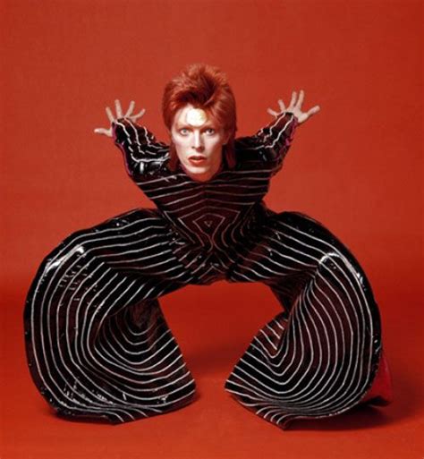 Pictures Of David Bowie Doing Crazy Stuff David Bowie Bowie Ziggy Stardust