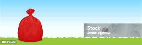 잔디 푸른 하늘 배경에 가방 빨간 플라스틱 쓰레기 폐기물 쓰레기 봉투 오염 비닐 봉투 폐기물 3r 광고 폐 비닐 봉지 및 배너 광고 배경에 대한 복사 공간 가방에 대한 스톡