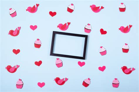 디자인 테이블 상단 보기 이미지의 장식 발렌타인 배경 모의 대 한 조류와 하트의 평면 위치 배열 개념에 대한 스톡 사진 및 기타 이미지 Istock