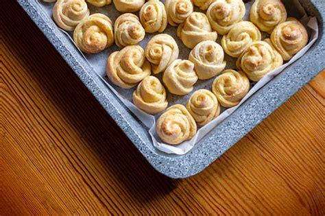 금속 회색 베이킹 트레이에 신선한 구운 빵 장미 또는 달팽이의 모양으로 굽기 달팽이를 굽는 나무 테이블 가정용 장비에 대한 스톡 사진 및 기타 이미지 Istock