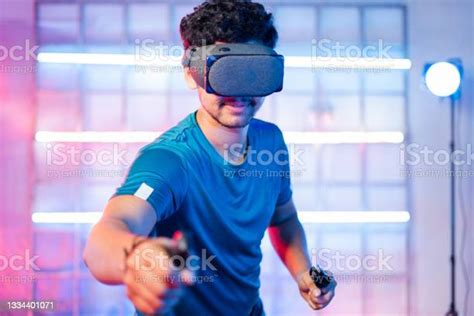 Vr 또는 가상 현실 고글을 착용하고 손에 조이스틱을 들고 비디오 게임을 젊은 남자 현대 게임 기술의 개념 가상현실 시뮬레이터에 대한 스톡 사진 및 기타 이미지 Istock