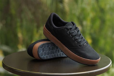 Specialized 2fo Flat Pedal Shoe Line Adds Method Canvas And Roost