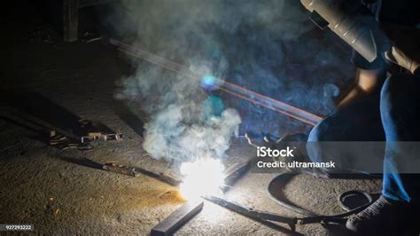 작업자 용접 금속 낮은 조명에서 날카로운 불꽃의 플래시 라이트 라인에 초점 강철에 대한 스톡 사진 및 기타 이미지 강철 공장 산업 건물 금속 Istock