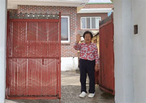 지극한 할머니 사랑으로 손녀는 글을 쓰고 있다