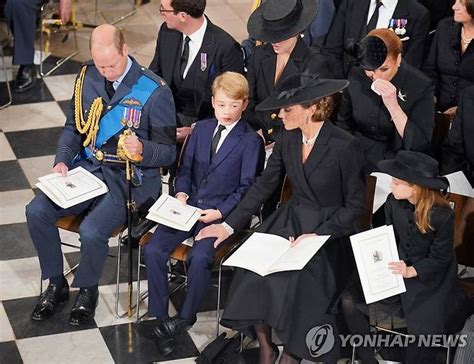 윌리엄·해리 왕자 형제 장례식서도 냉기류 눈도 안 마주쳐