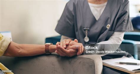 병원 환자와 손을 잡고 간호사가 불편한 소식을 위로하고 지원하고 돌봅니다 진단 후의 사람 의료 결과 및 질병과 함께 하는 의료 클리닉 및 보건 종사자가 공감을 위해 2명에