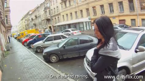 Девушка промокла на улица её пригласил к себе парень пришлось расплачиваться за доброту натурой