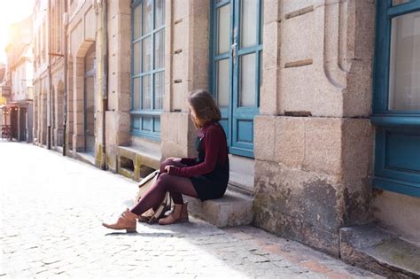La chica camina por una calle vacía en el casco antiguo de morlaix francia Foto Premium