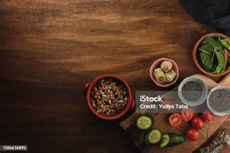 건강한 유기농 식품 팔레오 다이어트 채식 음식 개념 나무 테이블에 나무 도마에 농장 녹색 신선한 야채 콩과 식물과 씨앗의 정물 개념에 대한 스톡 사진 및 기타 이미지