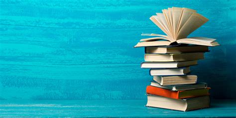 빈티지 오래된 하드 백 책 일기 나무 갑판 테이블과 추상적 인 배경에 팬 페이지와 구성 책 스태킹 학교로 돌아갑니다 공간을 복사합니다 교육 배경 0명에 대한 스톡 사진 및