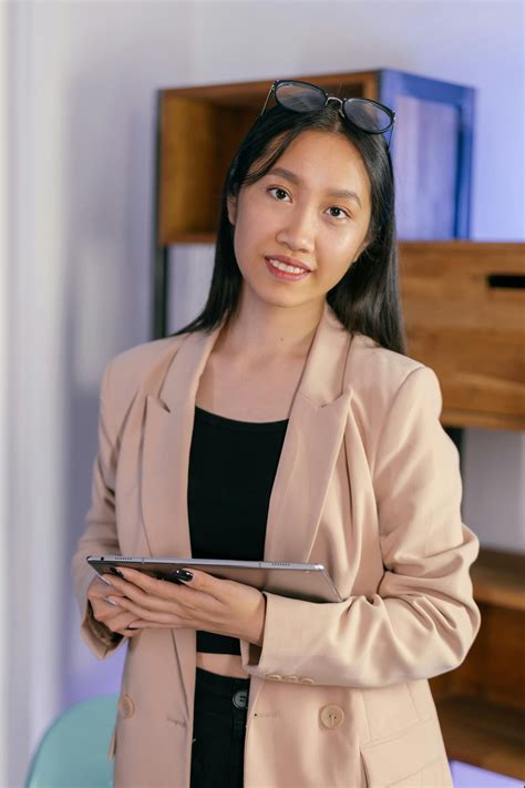 간부 경력 기술 기업 기업가 노트북 디지털 똑똑한 맥북 반쪽 프로필 복장 블레이저 비즈니스 비즈니스 복장 사람 사무기기 사무실 생산적인 성공