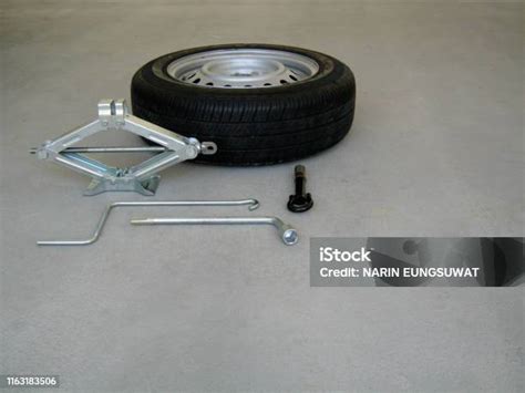 자동차 타이어 를 교환하기위한 도구 키트 잭은 교체 용 스페어 타이어에 중요한 리프트 스페어 타이어에 대한 스톡 사진 및 기타 이미지 스페어 타이어 차 차고 Istock