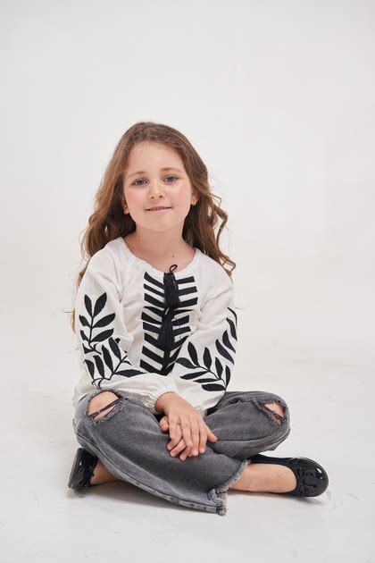 Вишиванка для дівчинки Merezhka Папороть білий розмір 122 по зросту