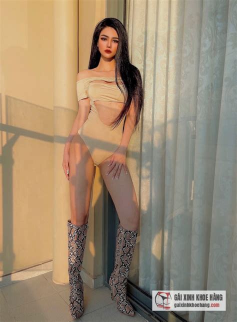 Hot girl Nguyễn Phương Trinh đốt mắt phong cách sexy gợi cảm