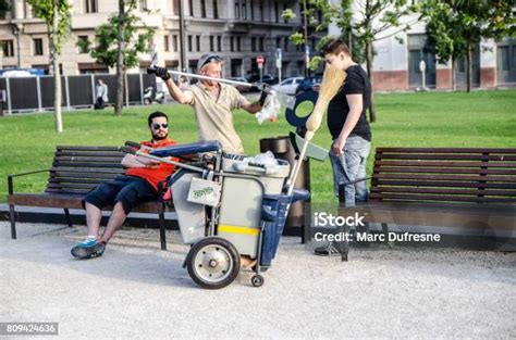 바퀴가 달린된 쓰레기통 Emptying 공공 쓰레기로 남자 여름 하루 동안 부다페스트에 수 있습니다 3 명에 대한 스톡 사진 및 기타 이미지 Istock