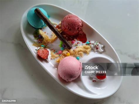 풍선껌 크림 라스페베리 크림 딸기 크림 휘핑 크림 솜사탕 츄잉껌 사탕 딸기 과일 초콜릿 스틱을 곁들인 맛있는 아이스크림 음식 메뉴 0명에 대한 스톡 사진 및 기타 이미지