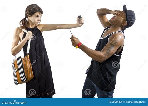 Frau Mit Pepperspray Und Ein Dieb Stockbild Bild Von Pepperspray