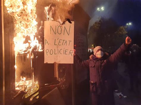 В Париже начались протесты и погромы Протестующие подожгли Банк Франции Amarok Man — Livejournal