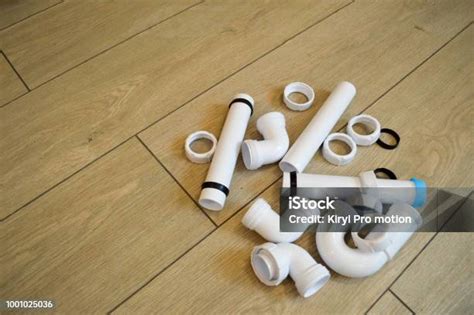 플라스틱 배관 배관 파이프 부드러운 곡선된 피팅 플랜지 고무 가스 켓 화이트 에 대 한 베이지색 보드의 배경 비문에 장소 0명에 대한 스톡 사진 및 기타 이미지 Istock