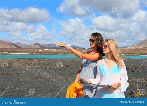 Twee Jonge Aantrekkelijke Vrouwen Met Landkaart Stock Foto Image Of Wandeling Wolk