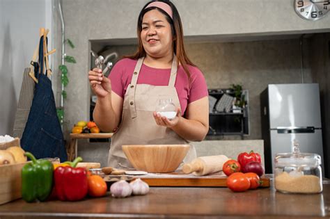 부엌에서 피자를 요리하는 뚱뚱한 여자의 초상화 주부의 손에 생 피자 집에서 부엌에서 수제 피자 요리 맛있는 피자 저녁 식사 점심 만드는 법 배우기 만들기에 대한 스톡 사진