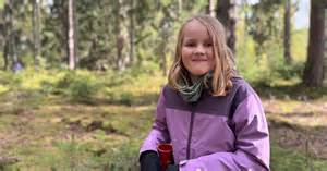 Ida 9 år Får Undervisning Utomhus Skola Har Lektioner I Skogen