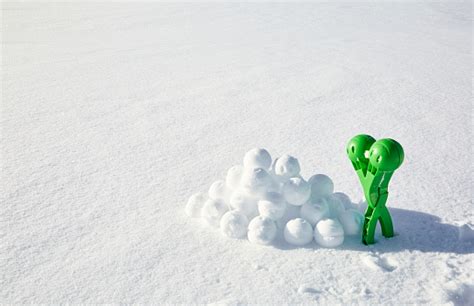 어린이 장난감은 눈에서 눈덩이를 모델링하기위한 도구입니다 녹색 플라스틱 장치 겨울 야외 어린이 게임 활동적인 레저 기프트 눈 덮인 배경 공간을 복사합니다 기치 얼음 집게