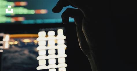 어두운 방에서 랩톱 컴퓨터를 사용하는 사람 사진 Unsplash의 무료 인도네시아 이미지