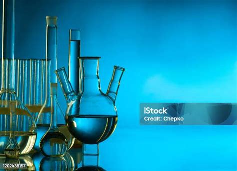 레토르트 플라스크는 파란색 배경에 대한 테이블에 파란색 액체와 유리 테이블에 플라스크 실험실 분석 Dna에 대한 스톡 사진 및 기타 이미지 Istock