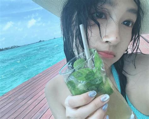 关晓彤ins更新海边度假美照 穿性感泳衣秀曲线身材 娱乐频道 中华网