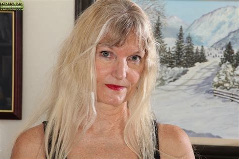 Blonde Cougar Lisa Cognee Plays With Her Older Twat Porn Pictures XXX Photos Sex Images