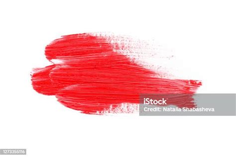 흰색 배경에 고립 된 립스틱 얼룩 얼룩 스머지 스워치 크림 메이크업 텍스처 밝은 붉은 색 화장품 브러시 스트로크 스 와이프 샘플