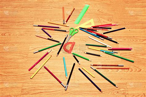 杂乱无序地摆放着办公用品