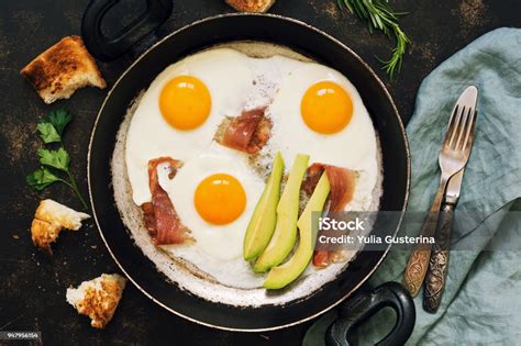 프라이팬 아보카도에 베이컨 스크램블 토스트 어두운 배경에 상위 뷰 아침 식사 가공육에 대한 스톡 사진 및 기타 이미지 가공육 가정 주방 가정의 방 Istock