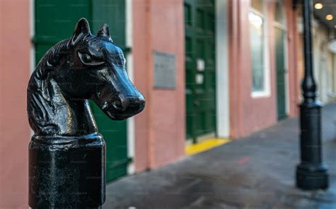 루이지애나주 뉴올리언스의 유서 깊은 프렌치 쿼터french Quarter에 있는 말머리 히칭 포스트 사진 Unsplash의 여행하다 이미지