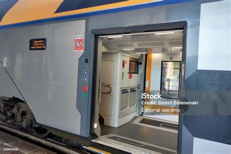 장애인용 출입문 안전 표지판 및 내부 전망이 있는 현대식 열차 교통 여행 접근성 기차에 대한 스톡 사진 및 기타 이미지 기차