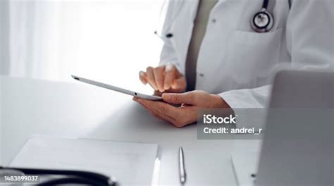 알 수 없는 의사 여자가 클리닉이나 병원 사무실의 책상에 앉아 메모를 쓰고 있다 의학 개념 건강 진단에 대한 스톡 사진 및 기타 이미지 Istock