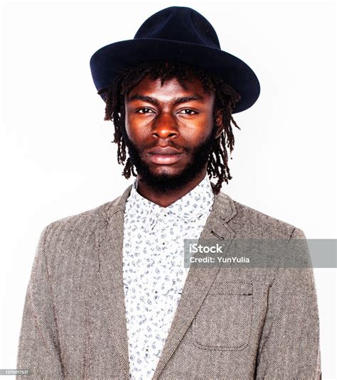 젊은 잘 생긴 Afro 미국 소년 에 세련된 힙스터 모자 몸짓 정서적 고립 된 흰색 배경 미소 라이프 스타일 사람들 개념 가리키기에 대한 스톡 사진 및 기타 이미지 Istock