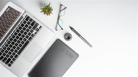 데스크탑 디자이너와 그래픽 태블릿 노트북 안경 창조적 인 재 투 처 디자인 플랫 레이 0명에 대한 스톡 사진 및 기타 이미지 Istock