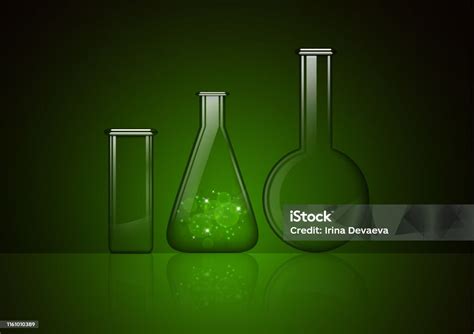 신비한 물질과 어두운 배경에 고립 된 두 개의 빈 유리 플라스크추상 투명 유리 플라스크 화학 및 생물학적 실험 3가지 개체에