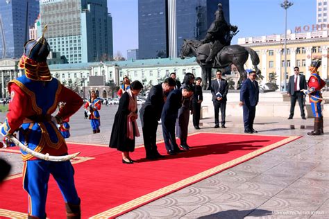 БНСУ ын Үндэсний Ассамблейн дарга Ү Вон Шиг ийг Д Сүхбаатарын талбайд