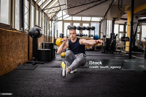 세르비아의 현대적인 체육관 환경에서 역동적인 근력 운동 운동을 수행하는 젊은이 개선에 대한 스톡 사진 및 기타 이미지 개선 건강한 생활방식 결심 Istock