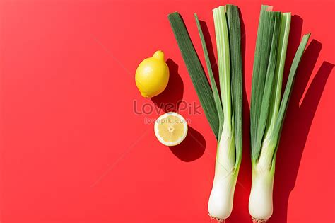 빨간색 배경에 녹색 양파와 레몬 사진 무료 다운로드 Lovepik