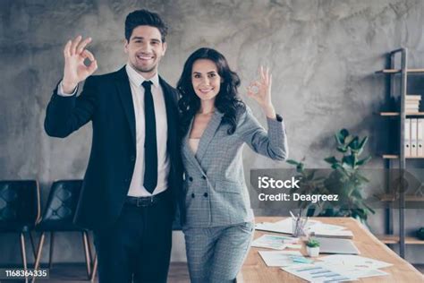 서로 다른 회사의 두 이사가 공동 작업과 우정에 관한 계약을 체결한 사진 남자에 대한 스톡 사진 및 기타 이미지 남자 여자 완벽 Istock