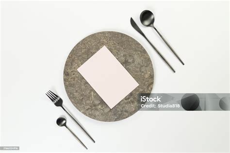 흰색 배경에 갈색 대리석 접시 검은 칼 붙이 및 분홍색 카드의 평면도 음식 프리젠 테이션 돌 쟁반 테이블 설정 복사 공간 0명에