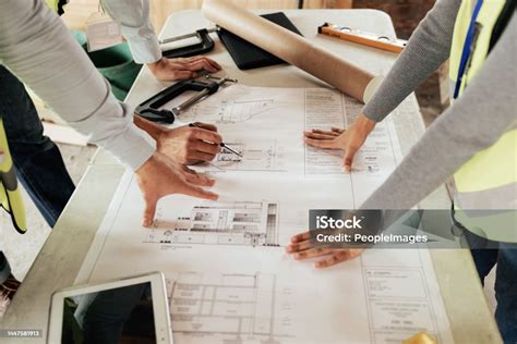 건축가 팀 계획 협업 및 청사진 용지 전략 및 건물 설계자가 평면도에 대해 작업합니다 기업 작업 테이블에서 팀워크와 건축